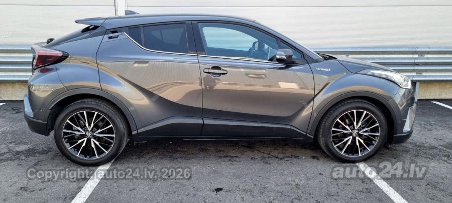 Grey Toyota C-HR 2019 in Tallinn, with an engine capacity of 1.80 L and mileage of 30 thousand km for 19890 €, photo 8 on AUTOMOTO.COM.LV