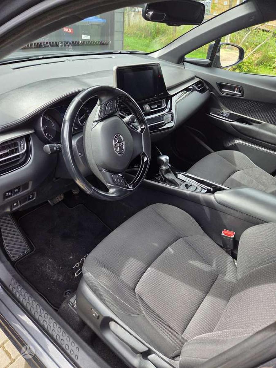 Grey Toyota C-HR 2019 in Vilnius, with an engine capacity of 1.80 L and mileage of 159 thousand km for 16000 €, photo 4 on AUTOMOTO.COM.LV