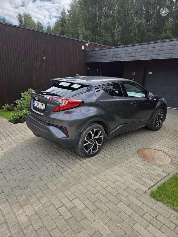 Серый Тойота C-HR 2019 в Вильнюс, объемом двигателя 1.80 л и пробегом 159 тыс. км за 16000 €, фото 5 на AUTOMOTO.COM.LV