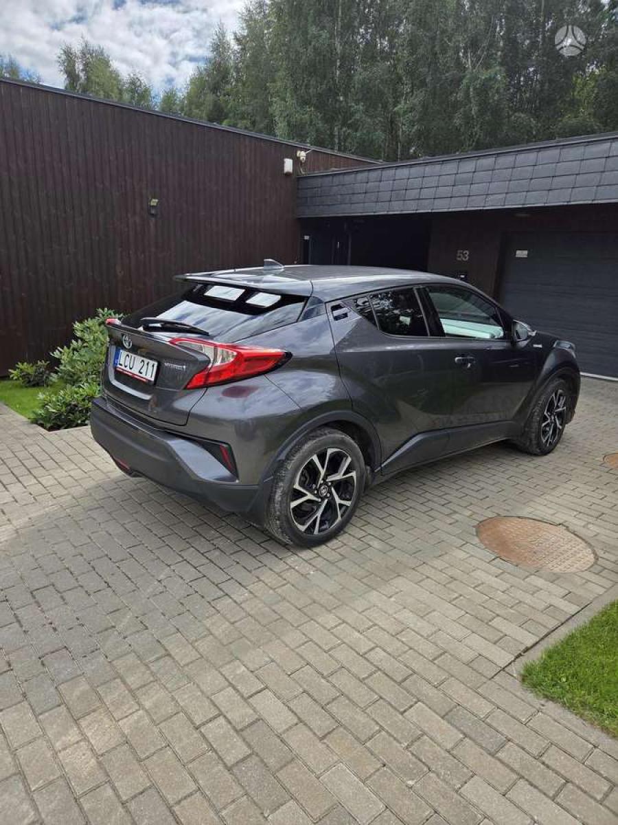 Grey Toyota C-HR 2019 in Vilnius, with an engine capacity of 1.80 L and mileage of 159 thousand km for 16000 €, photo 6 on AUTOMOTO.COM.LV