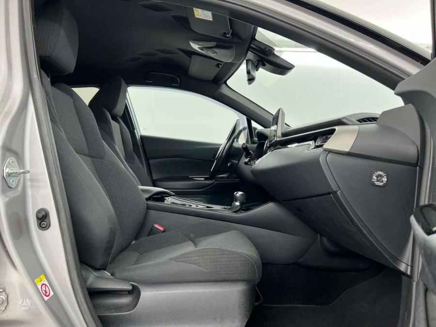 Серый Тойота C-HR 2019 в Вильнюс, объемом двигателя 1.80 л и пробегом 94 тыс. км за 18900 €, фото 7 на AUTOMOTO.COM.LV