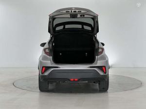 Серый Тойота C-HR 2019 в Вильнюс, объемом двигателя 1.80 л и пробегом 94 тыс. км за 18900 €, фото 11 на AUTOMOTO.COM.LV
