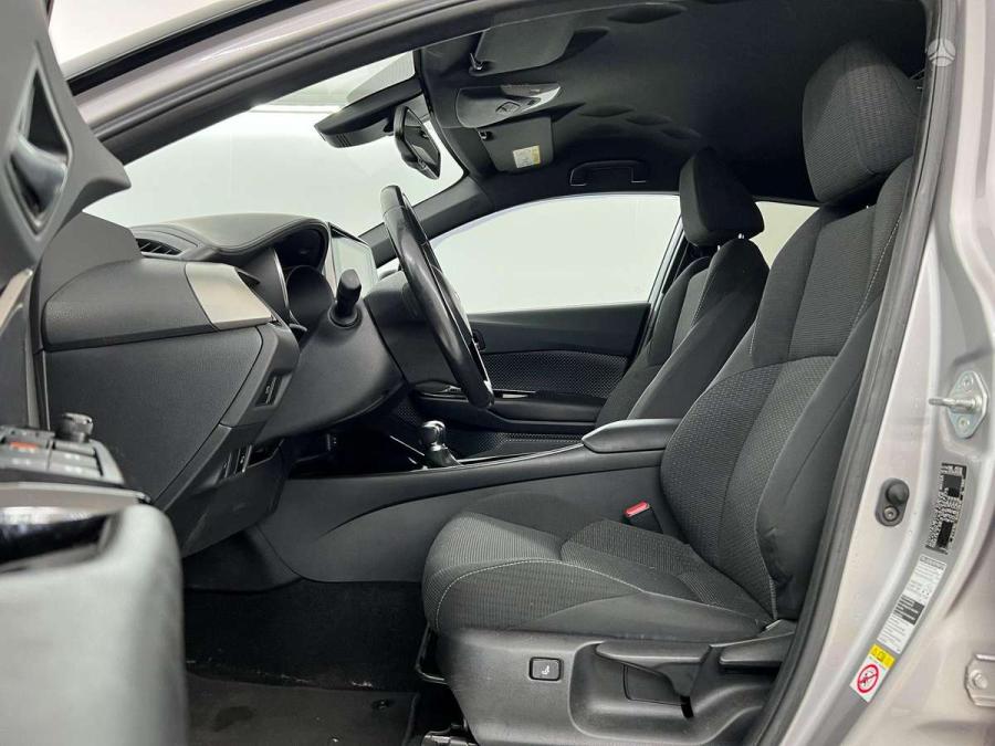 Серый Тойота C-HR 2019 в Вильнюс, объемом двигателя 1.80 л и пробегом 94 тыс. км за 18900 €, фото 12 на AUTOMOTO.COM.LV
