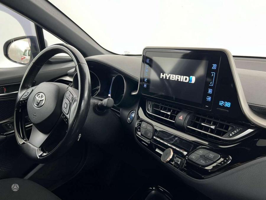 Серый Тойота C-HR 2019 в Вильнюс, объемом двигателя 1.80 л и пробегом 94 тыс. км за 18900 €, фото 15 на AUTOMOTO.COM.LV