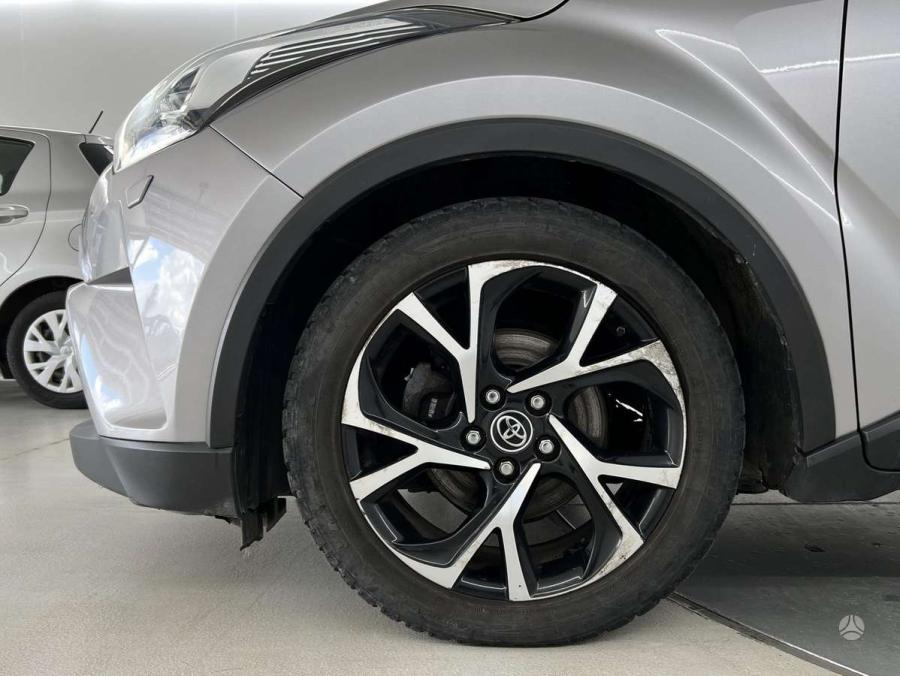 Серый Тойота C-HR 2019 в Вильнюс, объемом двигателя 1.80 л и пробегом 94 тыс. км за 18900 €, фото 16 на AUTOMOTO.COM.LV