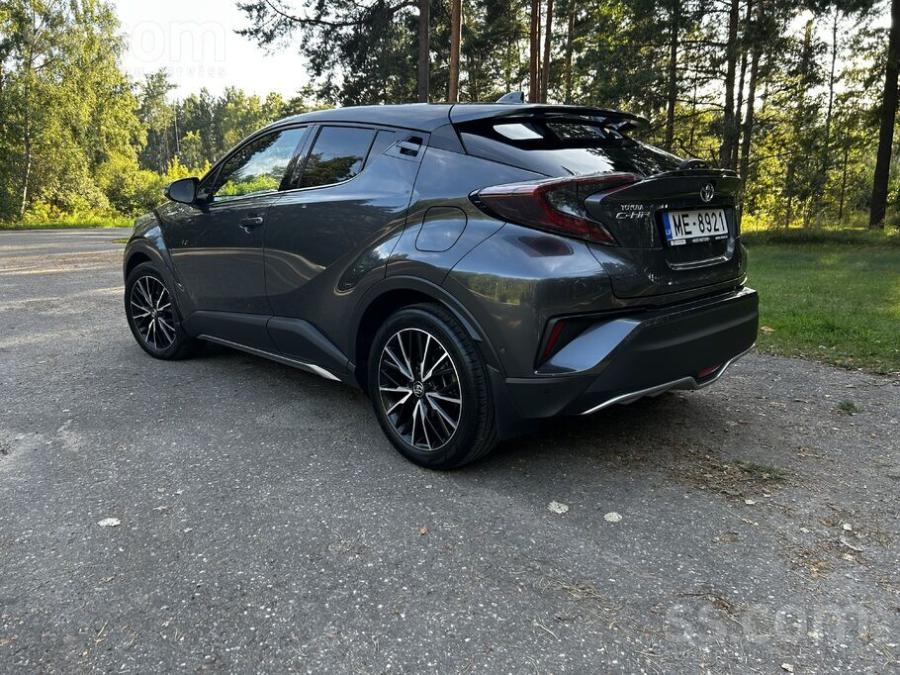 Pelēks Toyota C-HR 2019 Rīga, ar dzinēja tilpumu 1.80 L un nobraukumu 72 tūkst. km par 20500 €, foto 3 vietnē AUTOMOTO.COM.LV