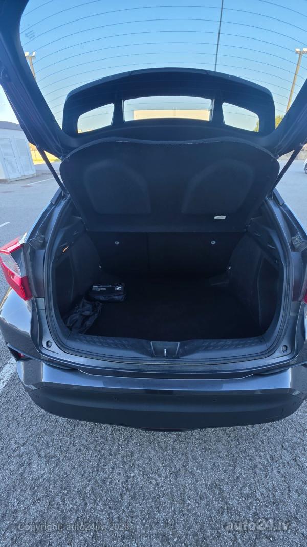 Toyota C-HR 2019 in Tallinn on AUTOMOTO.COM.LV Grey Toyota C-HR 2019 in Tallinn, with an engine capacity of 1.80 L and mileage of 136 thousand km for 18200 €, photo 8 on AUTOMOTO.COM.LV