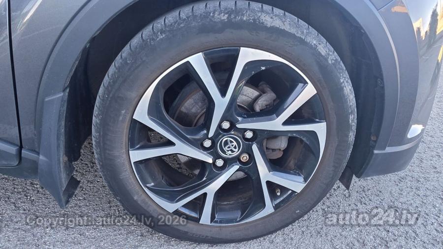 Pelēks Toyota C-HR 2019 Tallina, ar dzinēja tilpumu 1.80 L un nobraukumu 136 tūkst. km par 18200 €, foto 24 vietnē AUTOMOTO.COM.LV