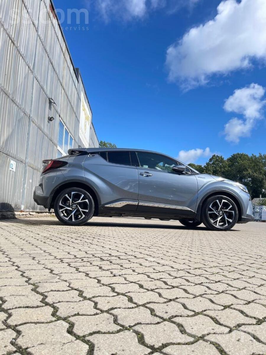 Серый Тойота C-HR 2020 в Рига, объемом двигателя 1.80 л и пробегом 72 тыс. км за 20500 €, фото 3 на AUTOMOTO.COM.LV