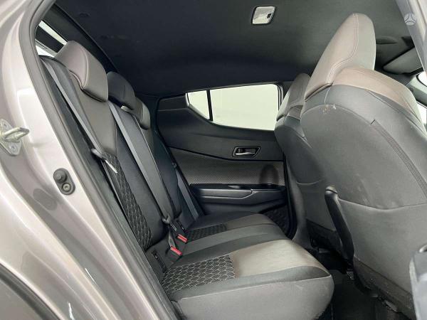 Grey Toyota C-HR 2020 in Vilnius, with an engine capacity of 1.99 L and mileage of 89 thousand km for 23900 €, photo 7 on AUTOMOTO.COM.LV