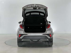 Grey Toyota C-HR 2020 in Vilnius, with an engine capacity of 1.99 L and mileage of 89 thousand km for 23900 €, photo 11 on AUTOMOTO.COM.LV