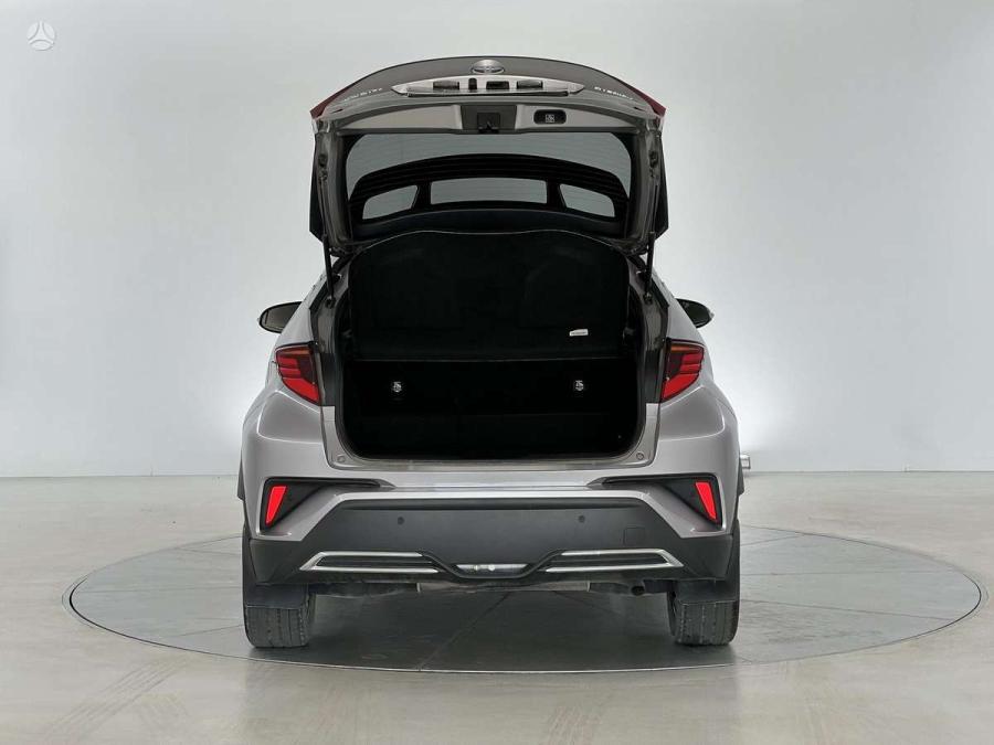 Grey Toyota C-HR 2020 in Vilnius, with an engine capacity of 1.99 L and mileage of 89 thousand km for 23900 €, photo 11 on AUTOMOTO.COM.LV