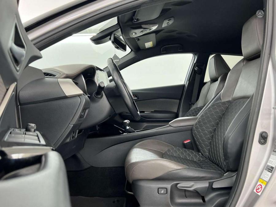 Grey Toyota C-HR 2020 in Vilnius, with an engine capacity of 1.99 L and mileage of 89 thousand km for 23900 €, photo 12 on AUTOMOTO.COM.LV