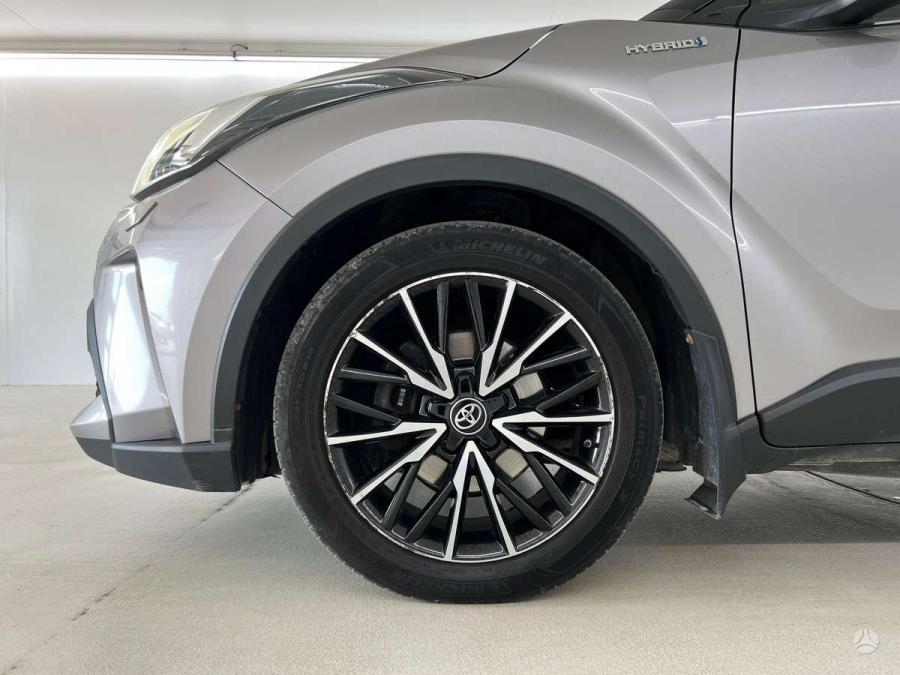 Grey Toyota C-HR 2020 in Vilnius, with an engine capacity of 1.99 L and mileage of 89 thousand km for 23900 €, photo 16 on AUTOMOTO.COM.LV