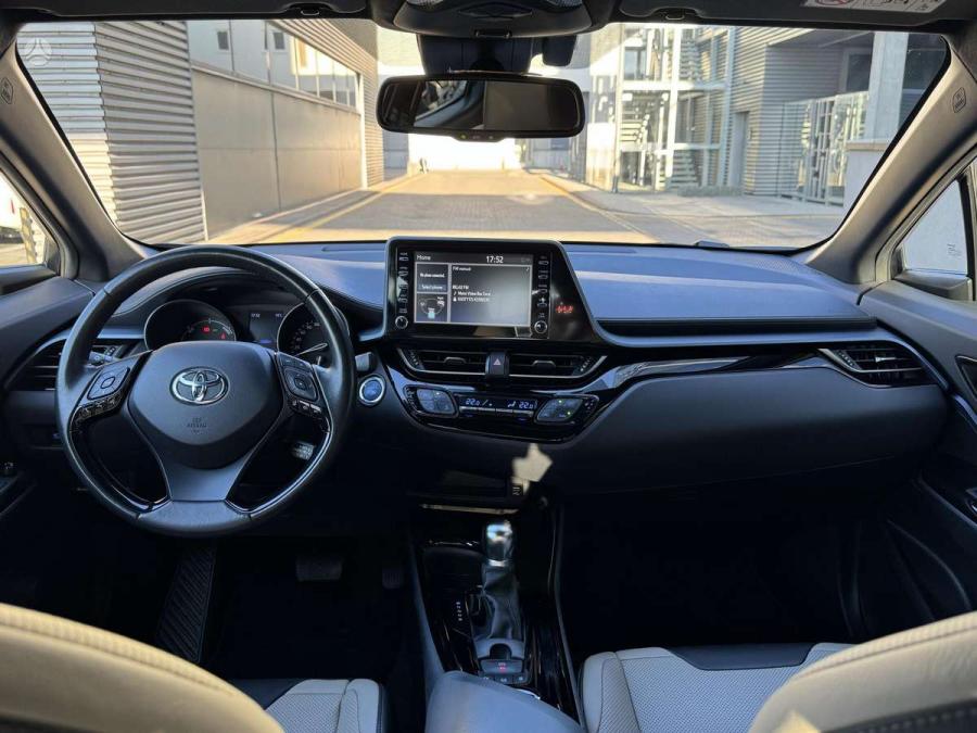 Grey Toyota C-HR 2020 in Vilnius, with an engine capacity of 1.80 L and mileage of 102 thousand km for 21450 €, photo 17 on AUTOMOTO.COM.LV