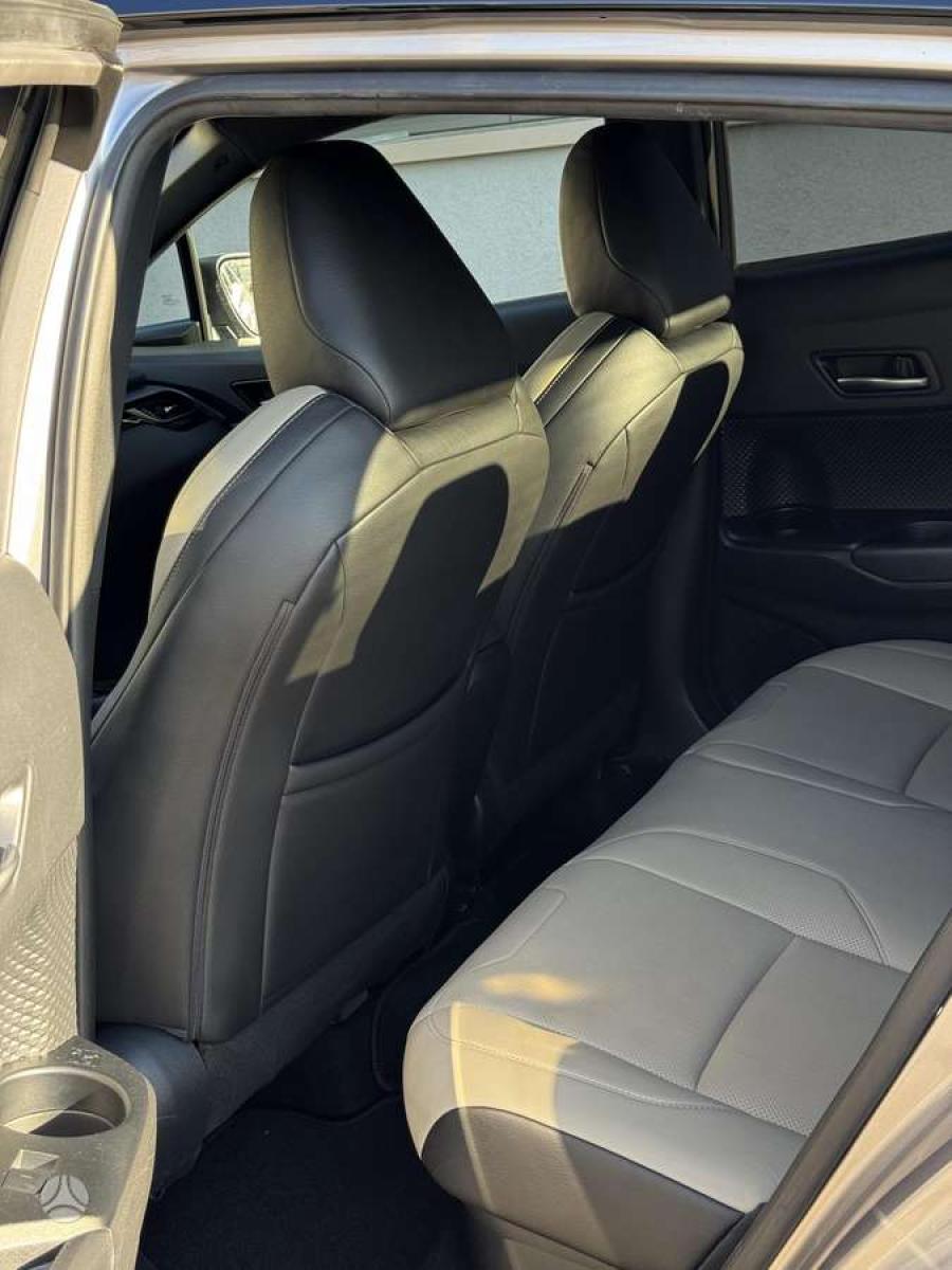 Grey Toyota C-HR 2020 in Vilnius, with an engine capacity of 1.80 L and mileage of 102 thousand km for 21450 €, photo 21 on AUTOMOTO.COM.LV