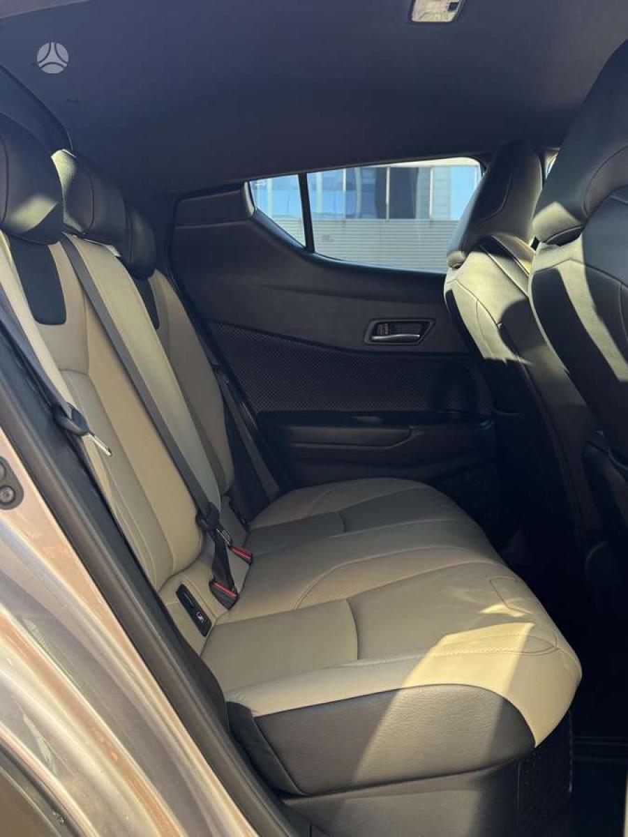 Grey Toyota C-HR 2020 in Vilnius, with an engine capacity of 1.80 L and mileage of 102 thousand km for 21450 €, photo 23 on AUTOMOTO.COM.LV