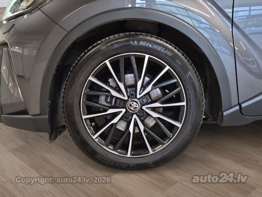 Pelēks Toyota C-HR 2020 Tallina, ar dzinēja tilpumu 1.80 L un nobraukumu 40 tūkst. km par 19990 €, foto 16 vietnē AUTOMOTO.COM.LV