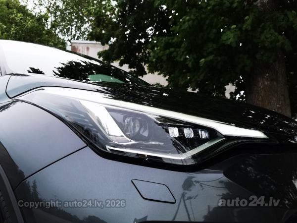 Pelēks Toyota C-HR 2020 Tallina, ar dzinēja tilpumu 1.80 L un nobraukumu 39 tūkst. km par 22900 €, foto 3 vietnē AUTOMOTO.COM.LV