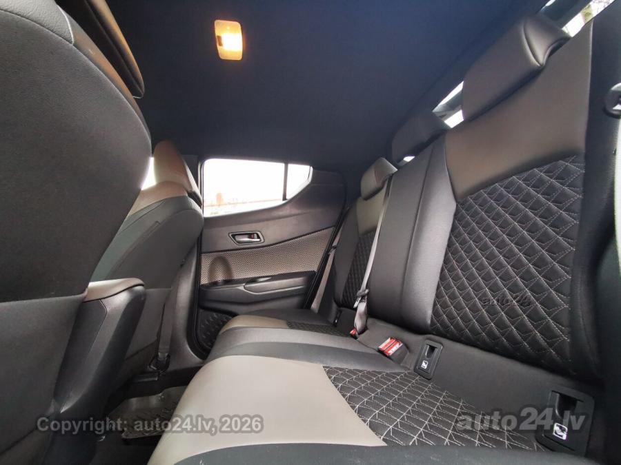 Pelēks Toyota C-HR 2020 Tallina, ar dzinēja tilpumu 1.80 L un nobraukumu 39 tūkst. km par 22900 €, foto 15 vietnē AUTOMOTO.COM.LV