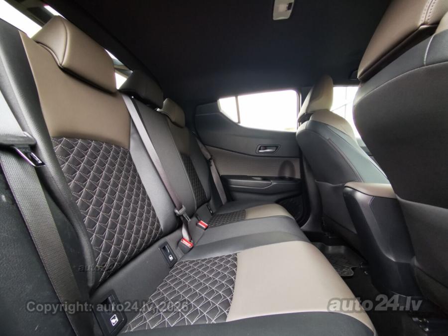 Pelēks Toyota C-HR 2020 Tallina, ar dzinēja tilpumu 1.80 L un nobraukumu 39 tūkst. km par 22900 €, foto 16 vietnē AUTOMOTO.COM.LV