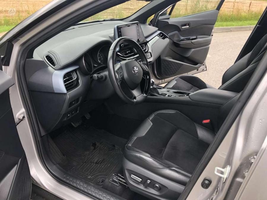 Grey Toyota C-HR 2020 in Utena, with an engine capacity of 2.00 L and mileage of 118 thousand km for 19350 €, photo 7 on AUTOMOTO.COM.LV