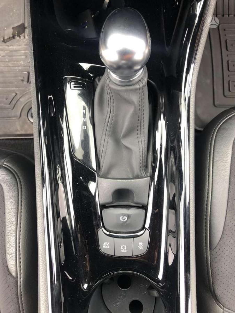 Grey Toyota C-HR 2020 in Utena, with an engine capacity of 2.00 L and mileage of 118 thousand km for 19350 €, photo 12 on AUTOMOTO.COM.LV