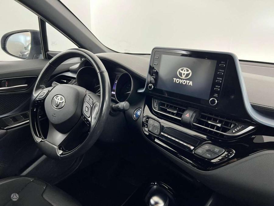 Серый Тойота C-HR 2020 в Вильнюс, объемом двигателя 1.80 л и пробегом 135 тыс. км за 20900 €, фото 15 на AUTOMOTO.COM.LV