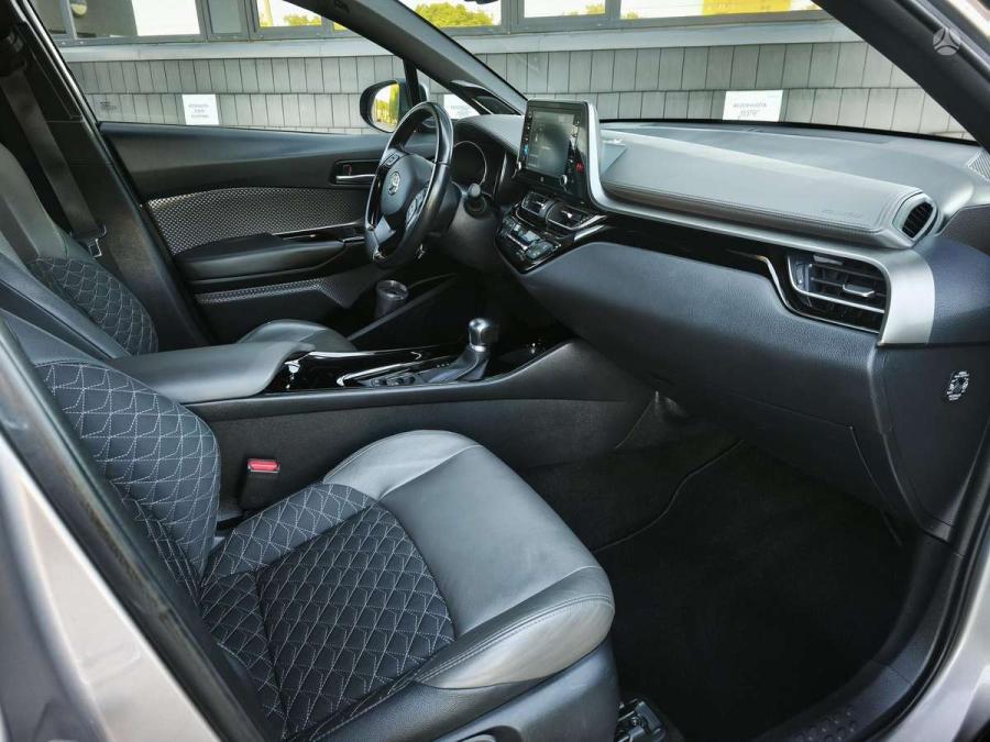 Pelēks Toyota C-HR 2020 Kauņa, ar dzinēja tilpumu 1.80 L un nobraukumu 155 tūkst. km par 18550 €, foto 13 vietnē AUTOMOTO.COM.LV