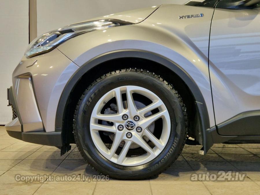 Grey Toyota C-HR 2021 in Tallinn, with an engine capacity of 1.80 L and mileage of 80 thousand km for 20990 €, photo 15 on AUTOMOTO.COM.LV