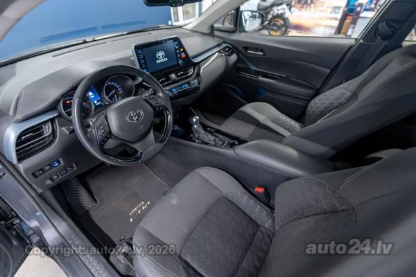 Pelēks Toyota C-HR 2021 Tallina, ar dzinēja tilpumu 1.80 L un nobraukumu 102 tūkst. km par 18900 €, foto 5 vietnē AUTOMOTO.COM.LV