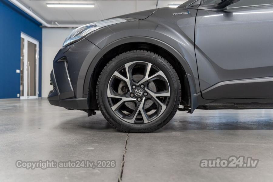 Grey Toyota C-HR 2021 in Tallinn, with an engine capacity of 1.80 L and mileage of 102 thousand km for 18900 €, photo 17 on AUTOMOTO.COM.LV