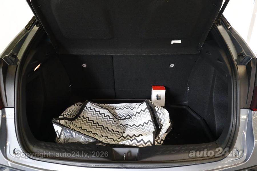 Grey Toyota C-HR 2021 in Tallinn, with an engine capacity of 1.80 L and mileage of 43 thousand km for 21200 €, photo 11 on AUTOMOTO.COM.LV