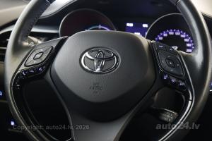 Grey Toyota C-HR 2021 in Tallinn, with an engine capacity of 1.80 L and mileage of 43 thousand km for 21200 €, photo 13 on AUTOMOTO.COM.LV