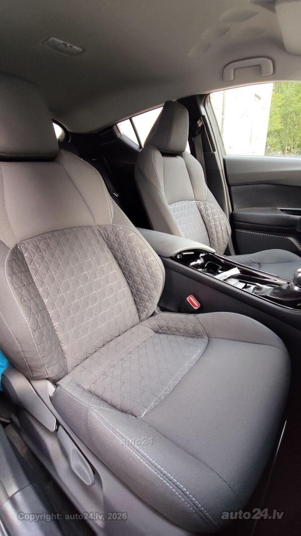 Grey Toyota C-HR 2021 in Tallinn, with an engine capacity of 1.80 L and mileage of 76 thousand km for 21995 €, photo 6 on AUTOMOTO.COM.LV