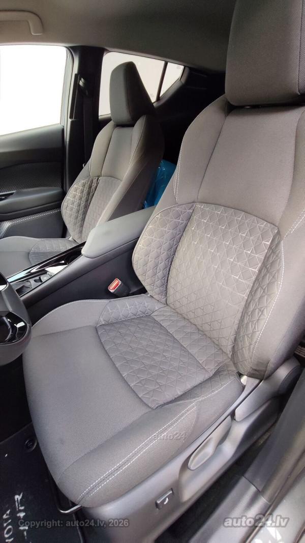 Grey Toyota C-HR 2021 in Tallinn, with an engine capacity of 1.80 L and mileage of 76 thousand km for 21995 €, photo 10 on AUTOMOTO.COM.LV