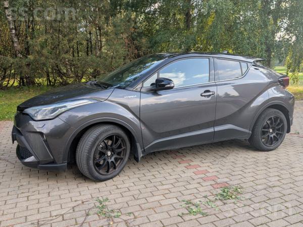 Pelēks Toyota C-HR 2021 Rīga, ar dzinēja tilpumu 1.80 L un nobraukumu 54 tūkst. km par 22000 €, foto  vietnē AUTOMOTO.COM.LV