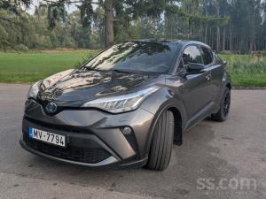 Серый Тойота C-HR 2021 в Рига, объемом двигателя 1.80 л и пробегом 54 тыс. км за 22000 €, фото 3 на AUTOMOTO.COM.LV