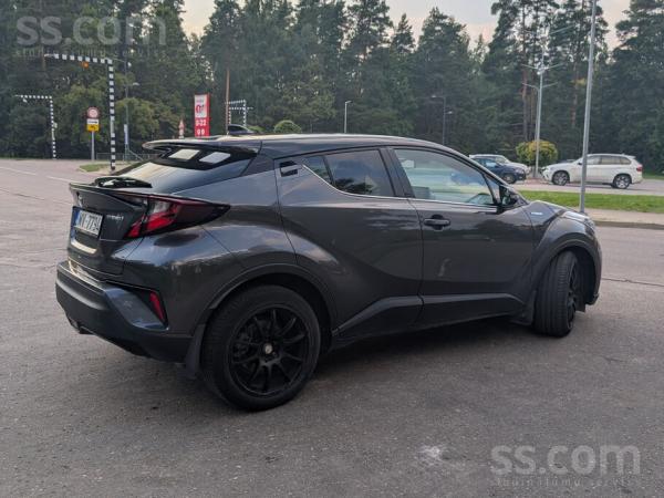 Toyota C-HR 2021 in Riga on AUTOMOTO.COM.LV Grey Toyota C-HR 2021 in Riga, with an engine capacity of 1.80 L and mileage of 54 thousand km for 22000 €, photo 4 on AUTOMOTO.COM.LV