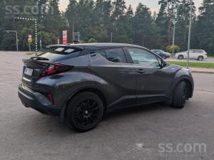 Серый Тойота C-HR 2021 в Рига, объемом двигателя 1.80 л и пробегом 54 тыс. км за 22000 €, фото 4 на AUTOMOTO.COM.LV
