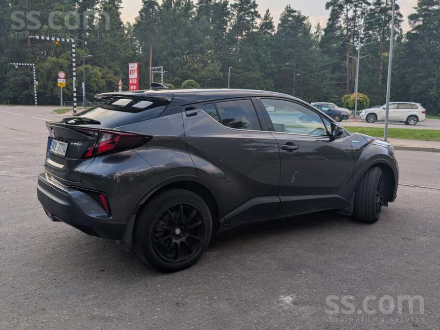 Серый Тойота C-HR 2021 в Рига, объемом двигателя 1.80 л и пробегом 54 тыс. км за 22000 €, фото 4 на AUTOMOTO.COM.LV