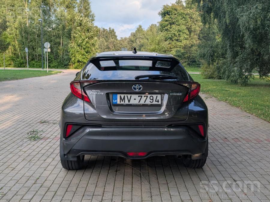 Серый Тойота C-HR 2021 в Рига, объемом двигателя 1.80 л и пробегом 54 тыс. км за 22000 €, фото 5 на AUTOMOTO.COM.LV