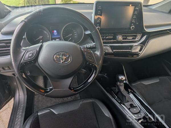 Toyota C-HR 2021 in Riga on AUTOMOTO.COM.LV Grey Toyota C-HR 2021 in Riga, with an engine capacity of 1.80 L and mileage of 54 thousand km for 22000 €, photo 8 on AUTOMOTO.COM.LV