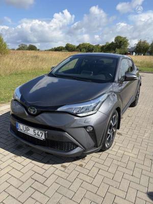 Pelēks Toyota C-HR 2021 Alīta, ar dzinēja tilpumu 1.80 L un nobraukumu 42 tūkst. km par 22500 €, foto  vietnē AUTOMOTO.COM.LV