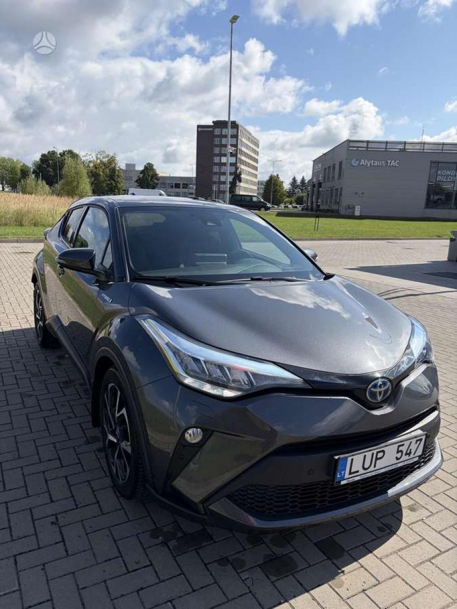 Серый Тойота C-HR 2021 в Алитус, объемом двигателя 1.80 л и пробегом 42 тыс. км за 22500 €, фото 3 на AUTOMOTO.COM.LV