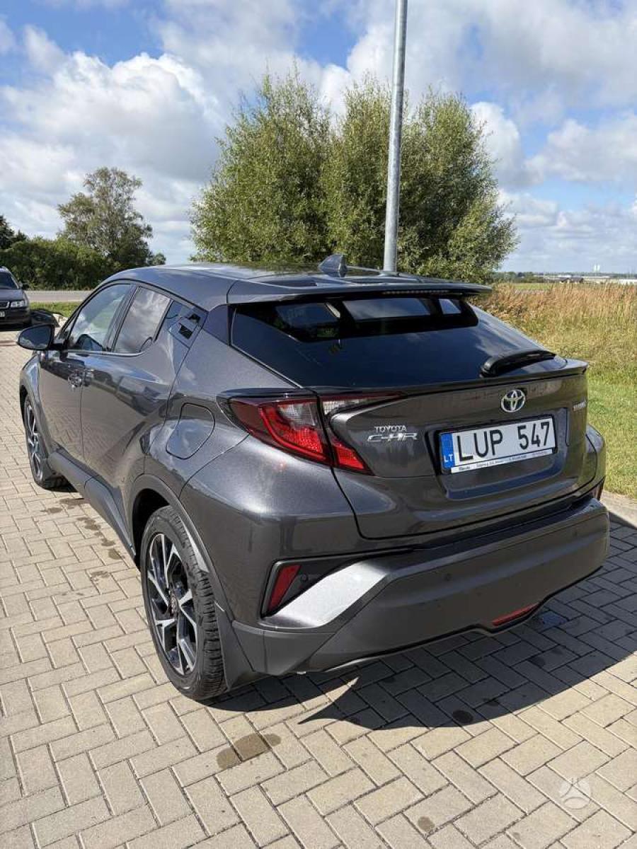 Серый Тойота C-HR 2021 в Алитус, объемом двигателя 1.80 л и пробегом 42 тыс. км за 22500 €, фото 4 на AUTOMOTO.COM.LV