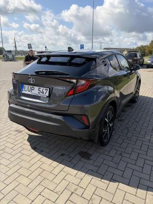 Серый Тойота C-HR 2021 в Алитус, объемом двигателя 1.80 л и пробегом 42 тыс. км за 22500 €, фото 5 на AUTOMOTO.COM.LV