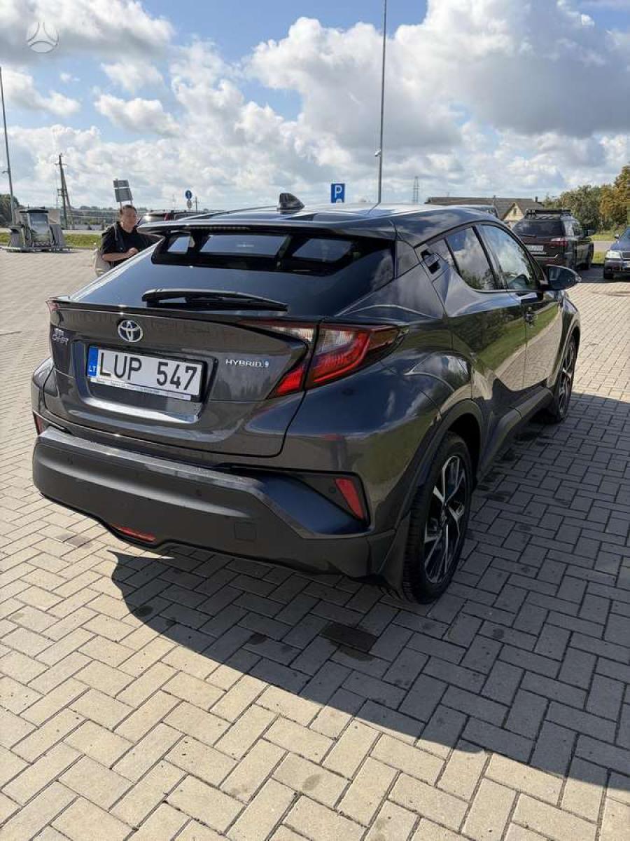 Серый Тойота C-HR 2021 в Алитус, объемом двигателя 1.80 л и пробегом 42 тыс. км за 22500 €, фото 5 на AUTOMOTO.COM.LV