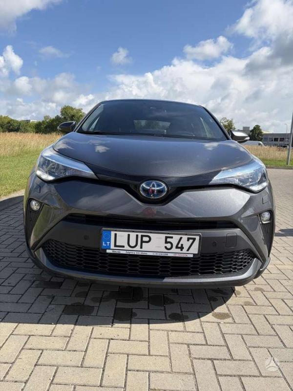 Серый Тойота C-HR 2021 в Алитус, объемом двигателя 1.80 л и пробегом 42 тыс. км за 22500 €, фото 6 на AUTOMOTO.COM.LV