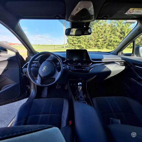 Grey Toyota C-HR 2021 in Kursenai, with an engine capacity of 1.99 L and mileage of 79 thousand km for 24499 €, photo 1 on AUTOMOTO.COM.LV